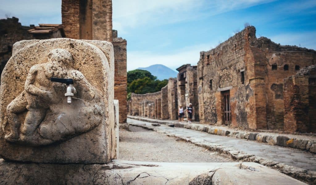 How to do a Pompeii day trip from Rome - best tours and DIY options